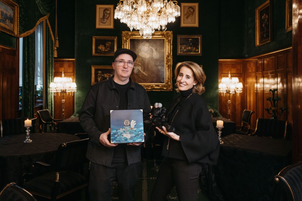 KAWS bringt Comic-Kunst auf limitierte Sacher-Torte - VORMAGAZIN